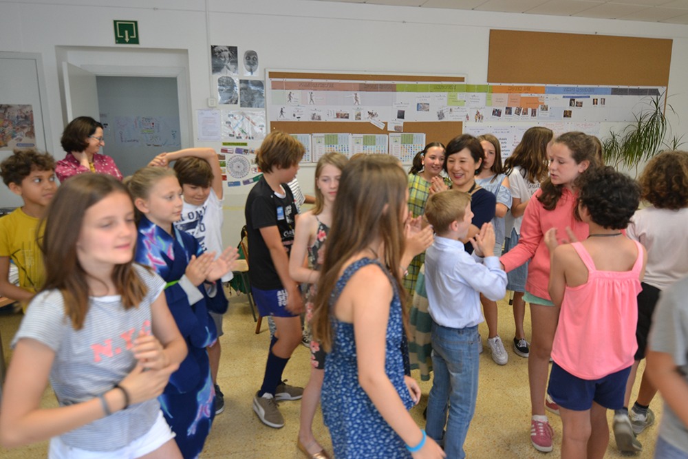 Une Maman Japonaise Visite Les Cm2 2 Lycée Français De Barcelone