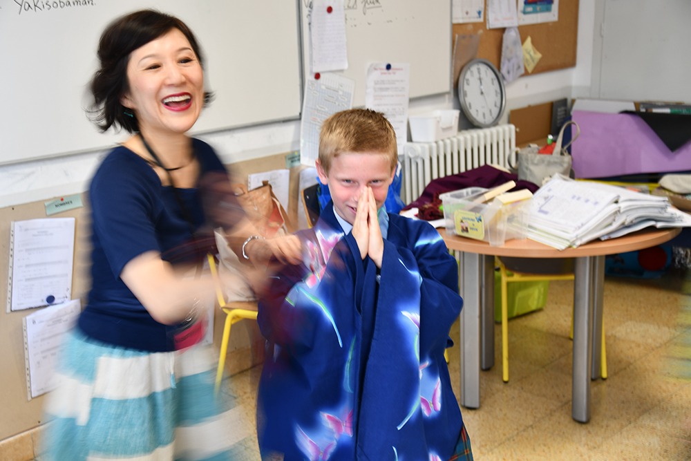 Une Maman Japonaise Visite Les Cm2 2 Lycée Français De Barcelone