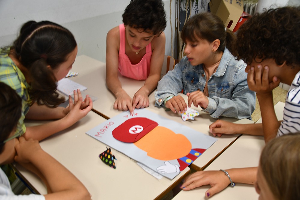 Une Maman Japonaise Visite Les Cm2 2 Lycée Français De Barcelone