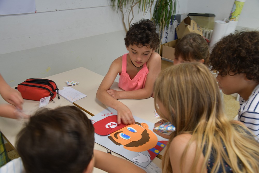 Une Maman Japonaise Visite Les Cm2 2 Lycée Français De Barcelone