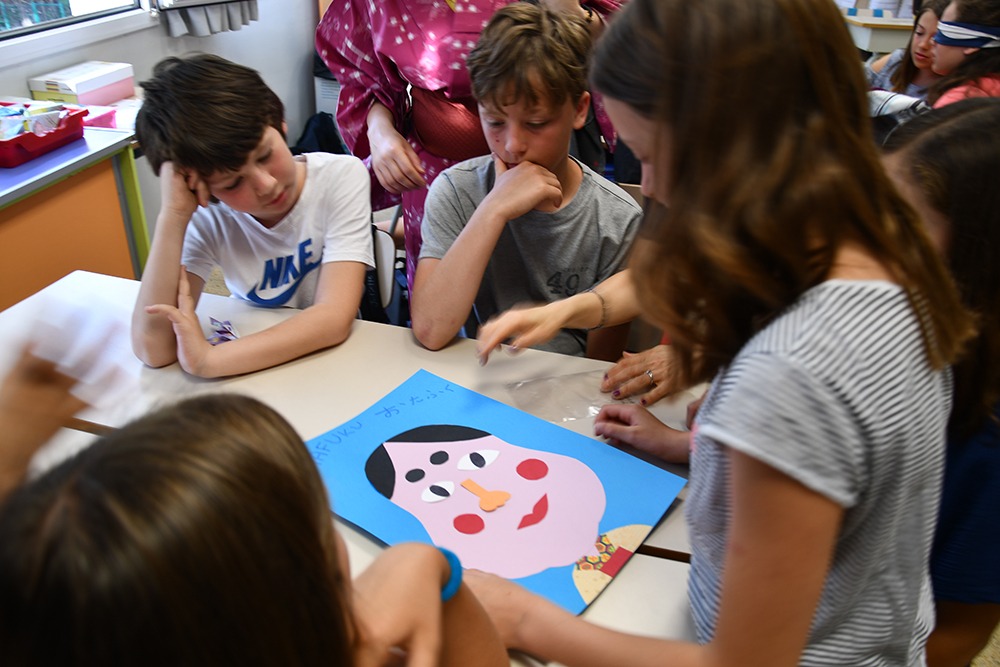 Une Maman Japonaise Visite Les Cm2 2 Lycée Français De Barcelone