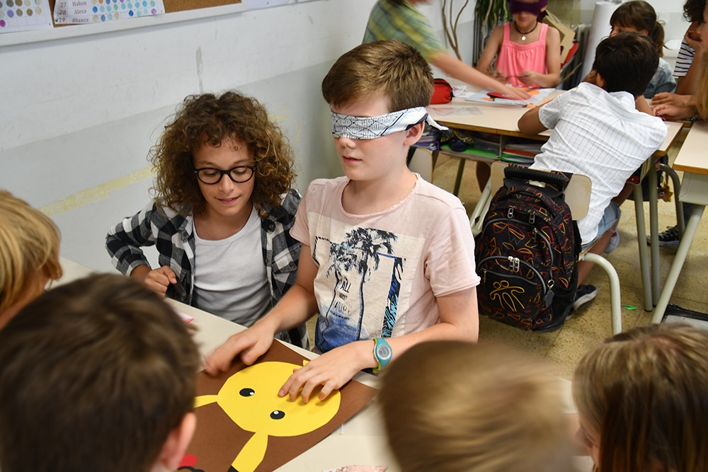 Une Maman Japonaise Visite Les Cm2 2 Lycée Français De Barcelone