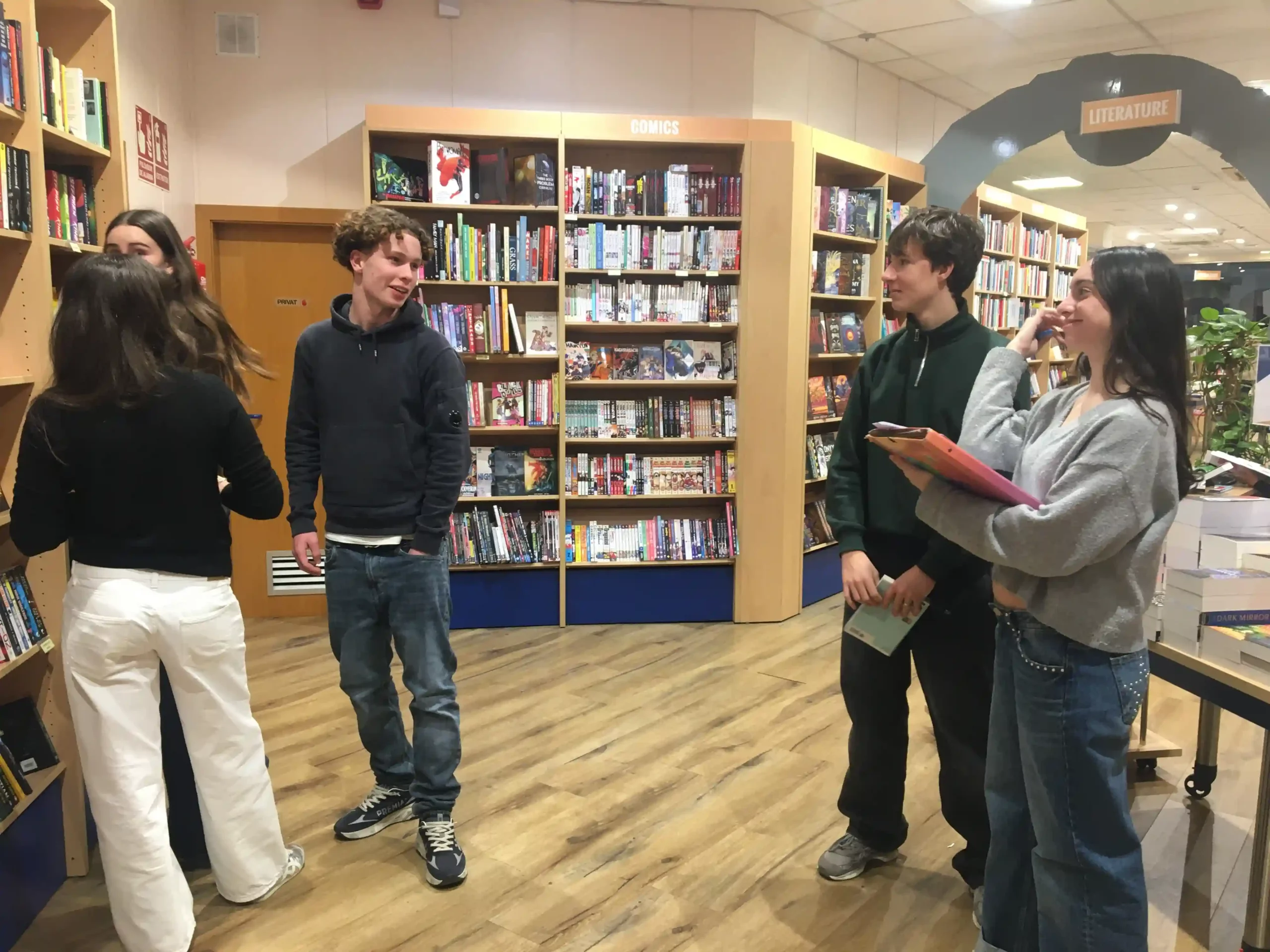 Les 1ère LLCE Anglais en visite dans une English Bookshop - Lycée ...